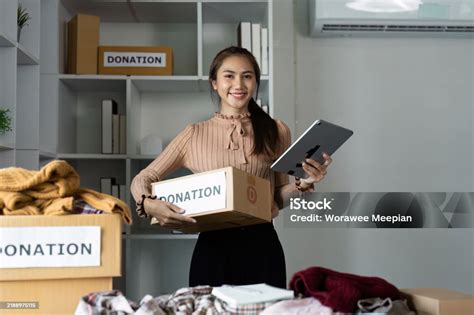 현대적인 사무실 환경에서 태블릿으로 기부를 조직하는 웃는 여자 미소에 대한 스톡 사진 및 기타 이미지 미소 사무실 자원