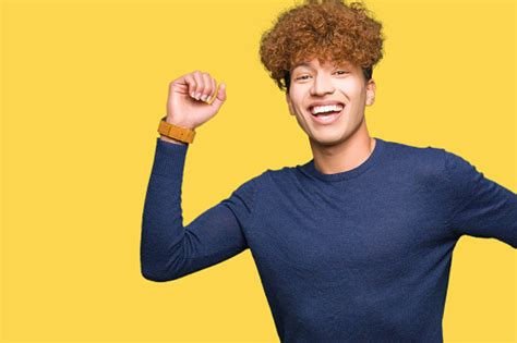 캐주얼 하 고 자신감이 음악을 듣고 이동 웃 고 춤 행복 하 고 밝고 아프로 머리를 가진 젊은 잘생긴 남자 가득 찬에 대한 스톡 사진 및 기타 이미지 Istock