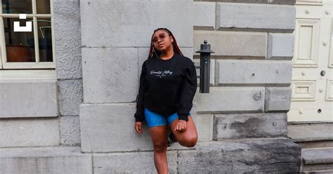 검은 긴 소매 셔츠와 파란색 데님 반바지를 입은 여자 회색 콘크리트 바닥에 서 있다 사진 Unsplash의 무료 몬트리올 이미지