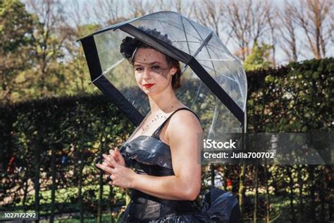 아름 다운 검은 옷을 입고 여자 요정 판타지 박람회 기간 동안 공원에서 우산 포즈 공원에 대한 스톡 사진 및 기타 이미지 공원 공주 관능 Istock