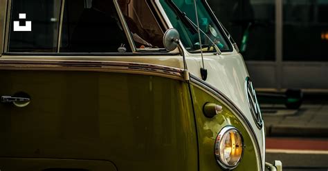 위에 서핑 보드가 있는 녹색과 흰색 밴 사진 Unsplash의 무료 뮌헨 이미지