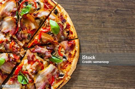 피자와 모 짜 렐 라 치즈 버섯 베이컨 토마토 후추 향신료와 신선한 바 질 나무 배경 이탈리아 피자입니다 0명에 대한 스톡 사진 및 기타 이미지 Istock
