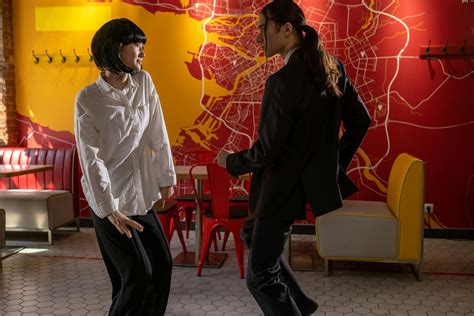 실내 검은 색 바지 검은 색 양복 공연 긴 머리 남자 다이나믹한 다채로운 도시 생활 도시의 레스토랑 벽걸이 벽화 보헤미안풍 부스 빨간 의자