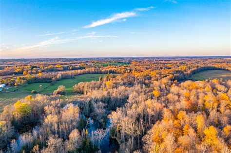 해질녘 아스포델 노우드 헤이스팅스 캐나다에서 다채로운 단풍잎이 있는 공중 컨트리 로드 0명에 대한 스톡 사진 및 기타 이미지 0명 가을 강 Istock