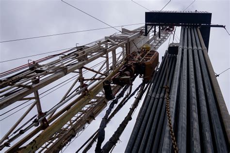 극적인 Cloudscape와 육상 디저트 석유 및 가스 시추 장비 석유 및 가스 산업의 석유 플랫폼에서 석유 시추 장비 작동 0명에 대한 스톡 사진 및 기타 이미지 Istock