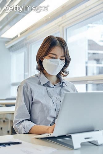 한국인 비즈니스 주제 사무실 코로나바이러스 코로나19 코로나바이러스 사회적거리두기 사회이슈 코로나바이러스 바이러스 팬데믹 마스크 방호용품