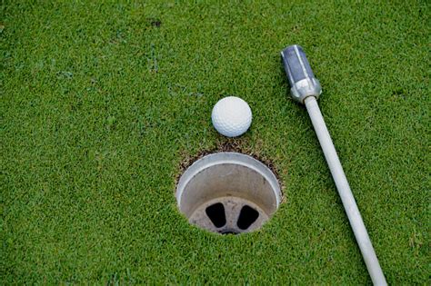 햇빛이있는 저녁 골프 코스에서 녹색에 골프 공과 골프 깃발 0명에 대한 스톡 사진 및 기타 이미지 0명 Golf Tournament 경기 스포츠 Istock