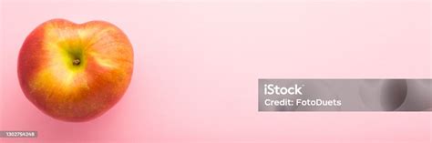밝은 분홍색 테이블 배경에 붉은 사과의 심장 모양 신선한 과일 파스텔 색상 근접 촬영 텍스트의 빈 장소입니다 와이드 배너 하향 보기 개념에 대한 스톡 사진 및 기타 이미지