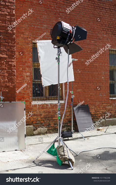 Process Filming Spotlight Illuminates Window Vertically Foto De Stock
