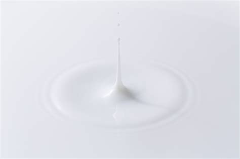 우유 크림 낙농 제품에 떨어지는 드롭 요구르트 밀크 소용돌이 텍스처 포장 광고 전단지 포스터 그래픽 디자인 요소입니다 크림 스에 플 한 래 원 리플 및 드롭 녹기에 대한