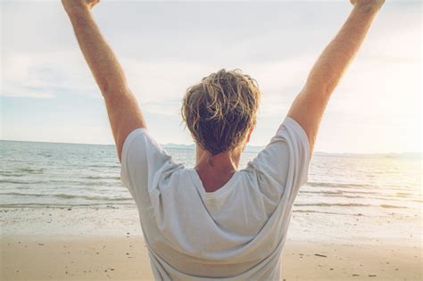 족제비 젊은 남자 팔 뻗은 비치 Int에 아침 즐기는 신선 함과 생명력사람들이 건강 한 라이프 스타일 여행 컨셉 20 29세에 대한 스톡 사진 및 기타 이미지 Istock