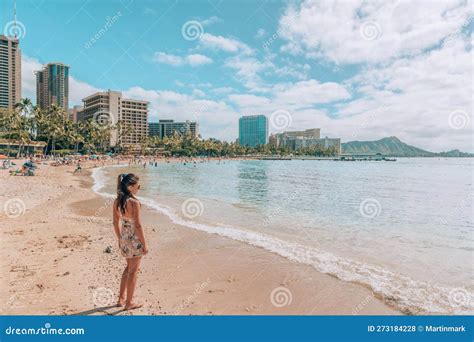 Estilo De Vida De Los Viajes En La Playa De Waikiki Mujer Turista