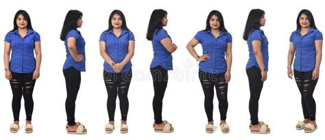 Visión De La Misma Mujer Latinoamericana De Pie En Diferentes Poses En
