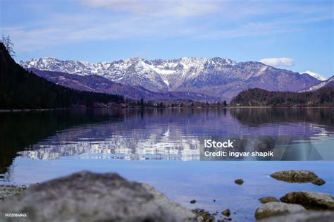 바트 고이세른 오스트리아 2023년 3월 아름다운 도시 전망 마운틴 레이크 산 사이에 호수가 있습니다 숲 호수 근처의 산에 있는 오두막 0명에 대한 스톡 사진 및 기타