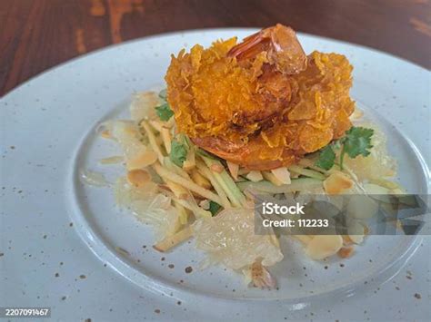 얌 솜 오 또는 망고 오이 포멜로 빵가루 입힌 새우를 곁들인 태국식 포멜로 샐러드와 솜오 드레싱을 제공합니다 샐러드 음식 메뉴 0명에 대한 스톡 사진 및 기타 이미지