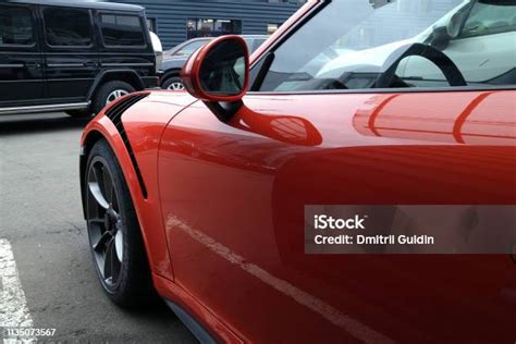 오렌지 포 르 쉐 911 Gt3 Rs는 주차에 경주 슈퍼카 바퀴와 날개 공기 흡입구 가까이 Porsche Carrera에 대한 스톡 사진 및 기타 이미지 Istock