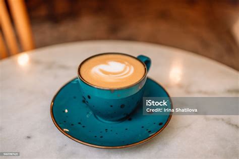 카푸치노 커피 한 잔과 아름다운 하트 라떼 아트 시티 카페 숍 발렌타인 데이 컨셉 0명에 대한 스톡 사진 및 기타 이미지 0