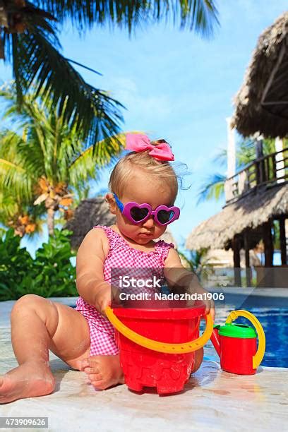 귀여운 유아 여자아이 게임하기 In 객실명 비치 2015년에 대한 스톡 사진 및 기타 이미지 2015년 관광 리조트 귀여운 Istock