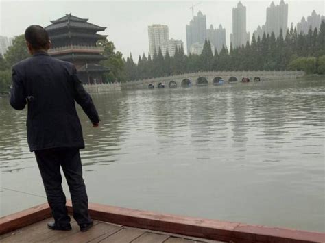 合肥一男子在逍遥津公园非法垂钓