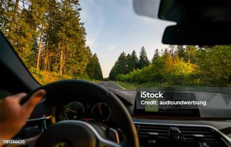 스티어링 휠 도로 여행 고속도로 도로에서 운전에 자동차 드라이버의 손 운전하기에 대한 스톡 사진 및 기타 이미지 운전하기 1인칭 시점 운전자 직업 Istock