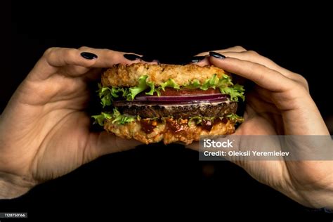 건강 한 라이프 스타일 적절 한 영양 섭취 야채 허브와 여성 손에 돈 까 스와 함께 건강 한 라이스 버거 0명에 대한 스톡 사진 및 기타 이미지 Istock