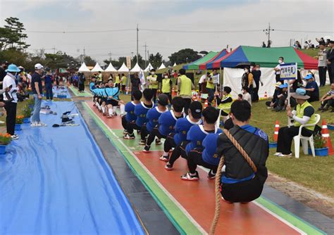 이겨라 우리편 이겨라 김제지평선축제장에서 국제줄다리기 한창 이겨라 우리편 이겨라 김제지평선축제장에서 국제줄다리기 한창