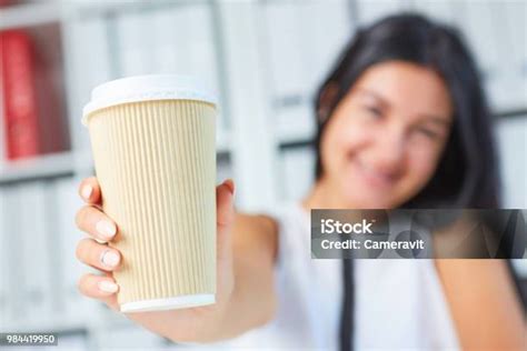 그의 손에 커피 소녀 보여주는 종이 컵 닫습니다 미국 종이 에코 컵 실내에서 커피를 마시는 여자 가까운에 대한 스톡 사진 및 기타 이미지 Istock