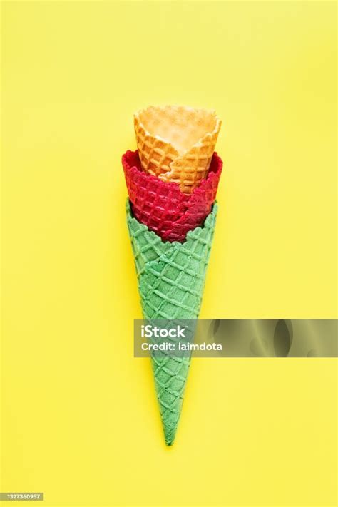 밝은 노란색 배경에 다양한 빈 아이스크림 콘 여름 컨셉 탑 뷰 0명에 대한 스톡 사진 및 기타 이미지 0명 개념 개념 기호 Istock