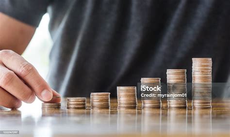 저장 돈 개념 미리 설정 에 의해 남성 손 넣어 돈 동전 스택 성장 사업 가격에 대한 스톡 사진 및 기타 이미지 가격 개념 개념과 주제 Istock