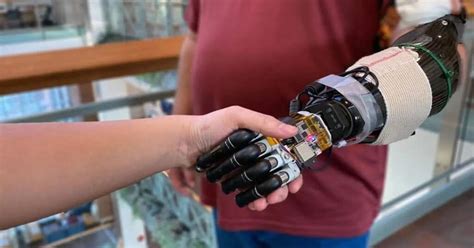 Una Prótesis De Mano Robótica Que Tiene Tacto Y Funciona Con La Mente