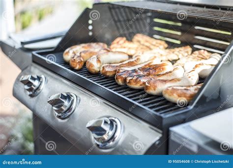 Bbq гриля барбекю на еде мяса сосисок Bratwurst стейков гриля газа пропана Стоковое Фото