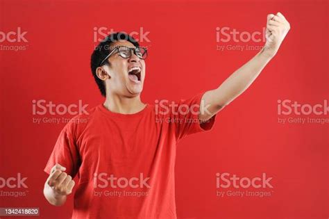 젊은 아시아 남자는 행복하고 흥분 승리 제스처를 표현 성공및 축하 25 29세에 대한 스톡 사진 및 기타 이미지 25 29세 경외감 고립 색상 Istock