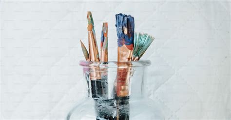 펜과 연필로 가득 찬 항아리를 들고 있는 사람 사진 Unsplash의 La Peinture 페인트 이미지