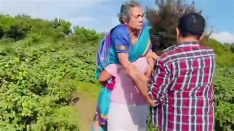 ඉන්දියාව හින්දු දෙවියෙකු සැමරීමට ගොම සටනක් Bbc News සිංහල