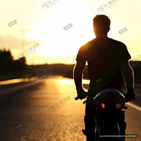 Ai创作图路上骑摩托车的人 骑摩托车人 骑摩托车男人 骑摩托的人 傍晚路上骑自行车的人 摩托车爱好者 公路上的摩托车 摩托车骑行 骑摩托车的人 骑摩托车剪影 摩托车司机 骑摩托车的 摩托车骑车