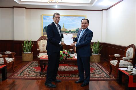 ຮອງລັດຖະມົນຕີກະຊວງການຕ່າງປະເທດ ມອບໜັງສືຮັບຮອງກົງສຸນ ໃຫ້ແກ່ ກົງສຸນກິດຕິມະສັກ ແຫ່ງ ແອັດສະປາຍ ປະຈຳ