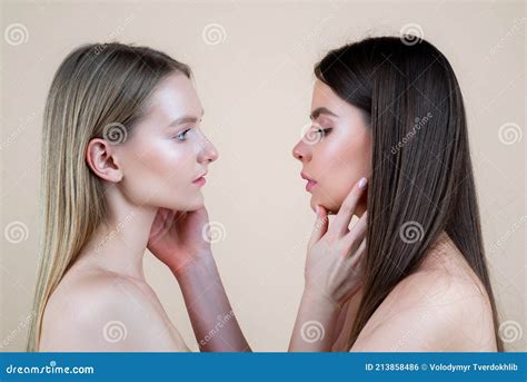 女同性恋的容忍lgbt力偶妇女友好关系 女友吻 库存照片 图片 包括有 姐妹 皮肤 性感 方式 213858486