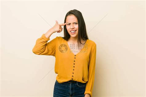 年幼的西班牙女人在蜜蜂背景下表现出了对食腐高清图片下载 正版图片504419000 摄图网