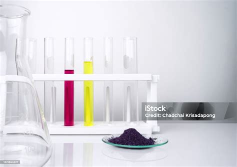 흰색 실험실 테이블에 화장품 화학 성분 화학 시계 유리에 Kmno4 칼륨 퍼망가네이트 액체와 니클 염화물 액체는 백그라운드에서