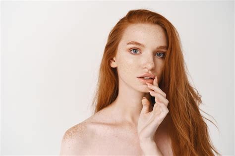 Close De Uma Linda Ruiva Com Pele Pálida E Lisa E Sem Maquiagem Tocando Os Lábios E Olhando