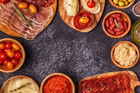 전형적인 스페인 타파스 개념입니다 개념 포함 조각 Jamon 쵸 릿 죠 소시지 올리브 토마토 멸 치 으깬된 Chickpeas 그릇 치즈 0명에 대한 스톡 사진 및 기타