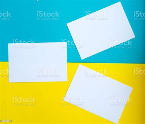 노란색과 파란색에 흰색 배경 밝은 색상 텍스트에 대 한 빈 공간을 형성 0명에 대한 스톡 사진 및 기타 이미지 0명 개념 공란 Istock