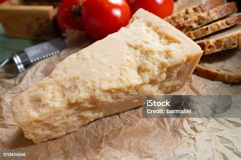 정통 파르미지아노 레지아노 또는 파르메산 이탈리안 하드 세분화치즈 1개 0명에 대한 스톡 사진 및 기타 이미지 0명 강판 노랑 Istock