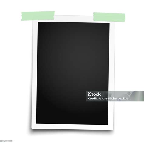 현실적인 사진 프레임 직선 가장자리 녹색 접착제 테이프의 두 가지로 흰 벽에 수직으로 배치 벡터 템플릿 사진 디자인입니다 0명에 대한 스톡 벡터 아트 및 기타 이미지