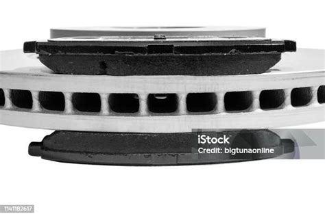 브레이크 디스크 및 브레이크 패드 흰색 배경에 고립 자동차 부품 브레이크 디스크로 터는 흰색 절연 자동차 부품 자동차 세부 예비 부품 흑백 강철에 대한 스톡 사진 및 기타