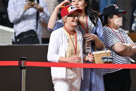 黃仁勳身價破千億首闖富豪榜！「老婆是初戀，演講金句製造機」解碼ai教父12段起伏人生