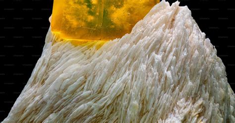 노란색과 흰색 물질의 클로즈업 사진 Unsplash의 보석 이미지