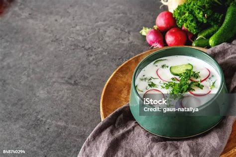 여름 차가운 수프세라믹 그릇에 Okroshka 감자 무 오이 파 슬 리 계란의 성분 어두운 배경입니다 오크로시카에 대한 스톡 사진 및 기타 이미지 Istock