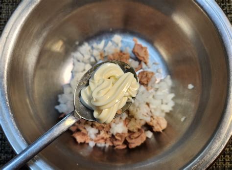 신선한 오이를 넣은 참치마요 샌드위치 만들기