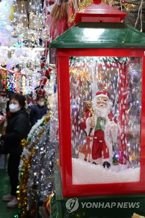 크리스마스 분위기 물씬 풍기는 완구거리 연합뉴스